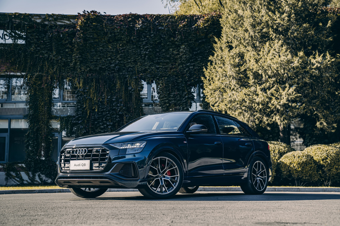 能飞驰于赛道，亦能行走于T台，奥迪Q8的角色无边__财经头条