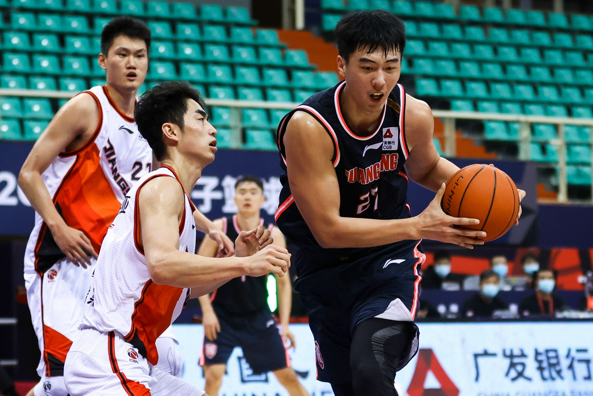 【CBA】广东队97比84击败江苏队，张明池生涯首秀获全队最高分__财经头条