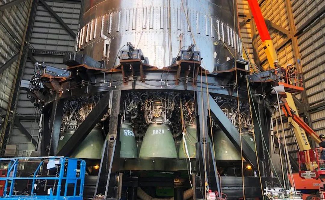 14小时安装了29台猛禽！一顿猛虎操作，超重型火箭B4终于完整亮相__财经头条