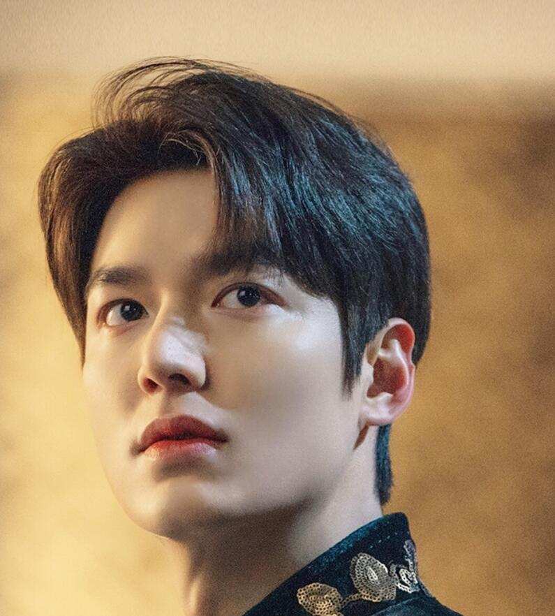 34岁李敏镐聚餐被偶遇，脸部发腮略明显，大方与粉丝合照接地气__财经头条