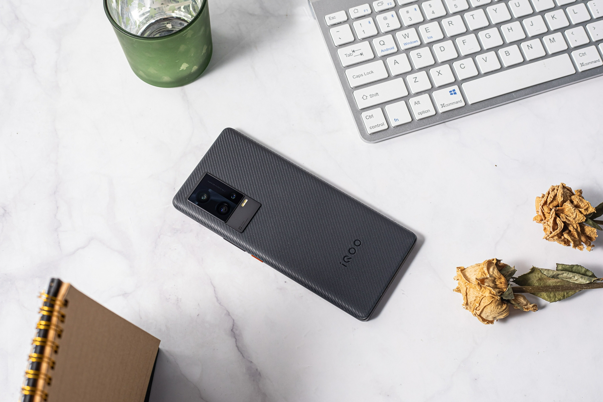 湿手也能解锁屏幕！E5材质加持，iQOO 8 Pro强光环境应对自如__财经头条