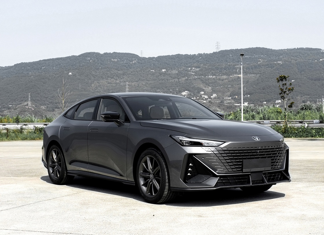 1.5T榨出2.0T的效果，长安UNI-V来袭，一众合资轿车怕了吗？-新浪汽车