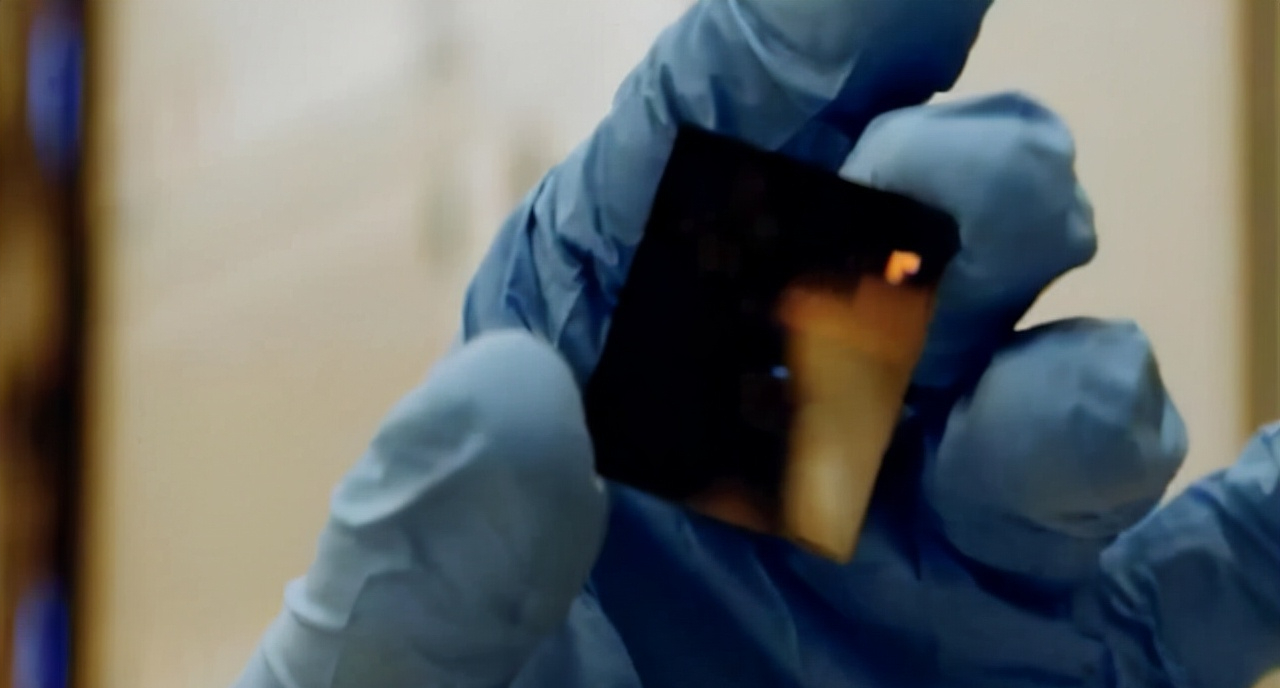 比DNA更精细，全球首颗2nm芯片亮相，性能比7nm提升45%__财经头条