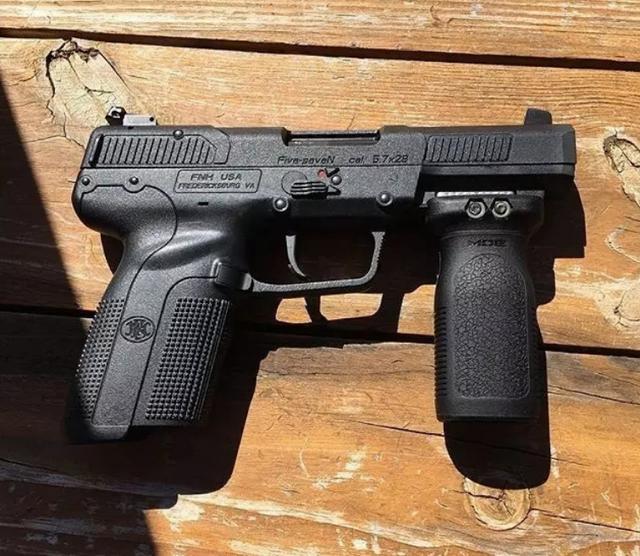 防弹衣在它面前像纸一样，浅谈比利时FN57手枪，刷新手枪新概念