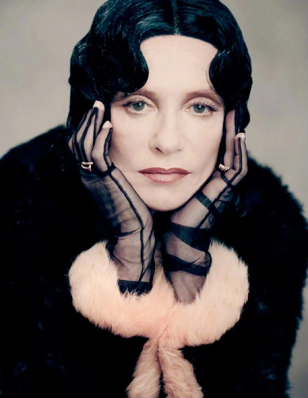 伊莎贝尔·于佩尔，法版《VOGUE》新刊封面写真释出……|伊莎贝尔·于佩尔|写真|封面_新浪新闻