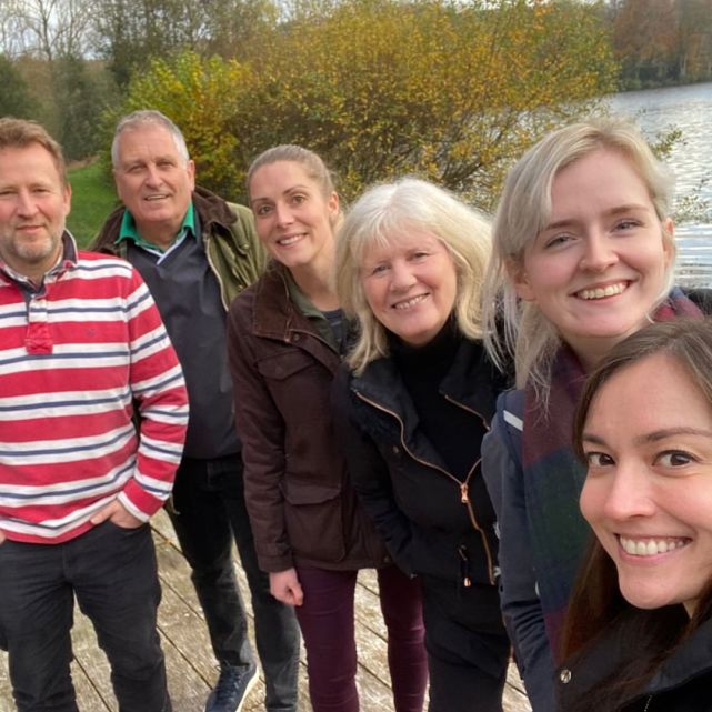 Mandy Lieu近照曝光，与男子亲切合照，笑容灿烂状态回春|刘碧丽|外界|玉兰油_新浪新闻