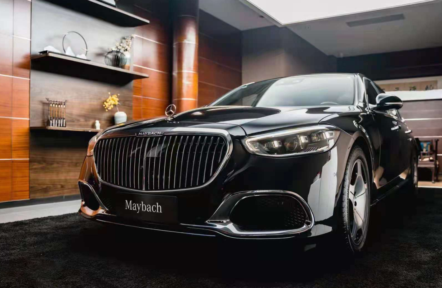 养一辆迈巴赫S480要花多少钱？车主无奈一笑，保险费一年就6万-新浪汽车