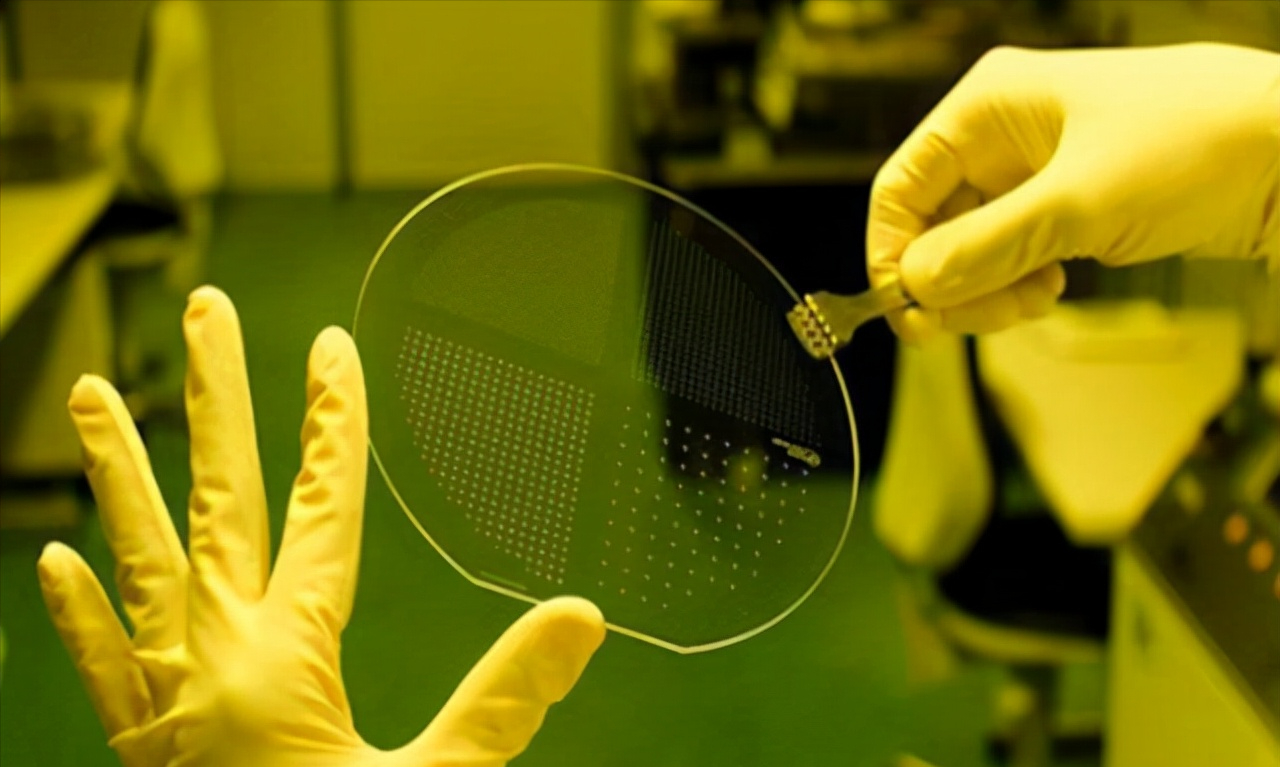 台积电即将量产3nm，三星开始攻克1nm，国产芯片却卡在14nm__财经头条