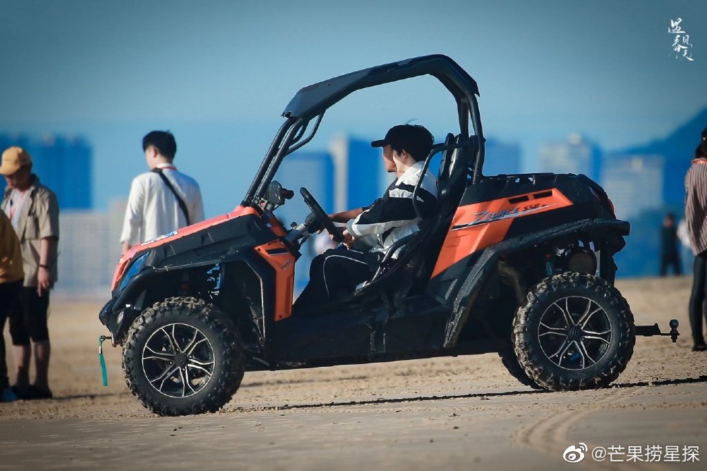 刘宇热雪浪录制饭拍~ 海边兜风好帅啊！