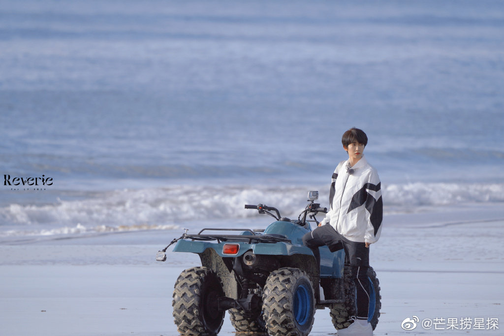 刘宇热雪浪录制饭拍~ 海边兜风好帅啊！