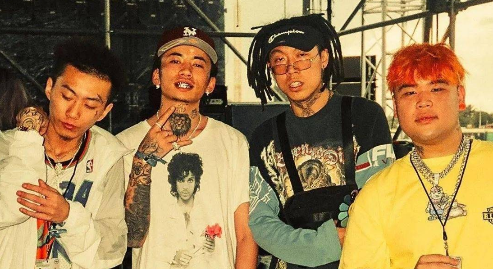 DZknow宣布求婚成功，却遭网友疯狂吐槽，都怪未婚妻黑历史多？