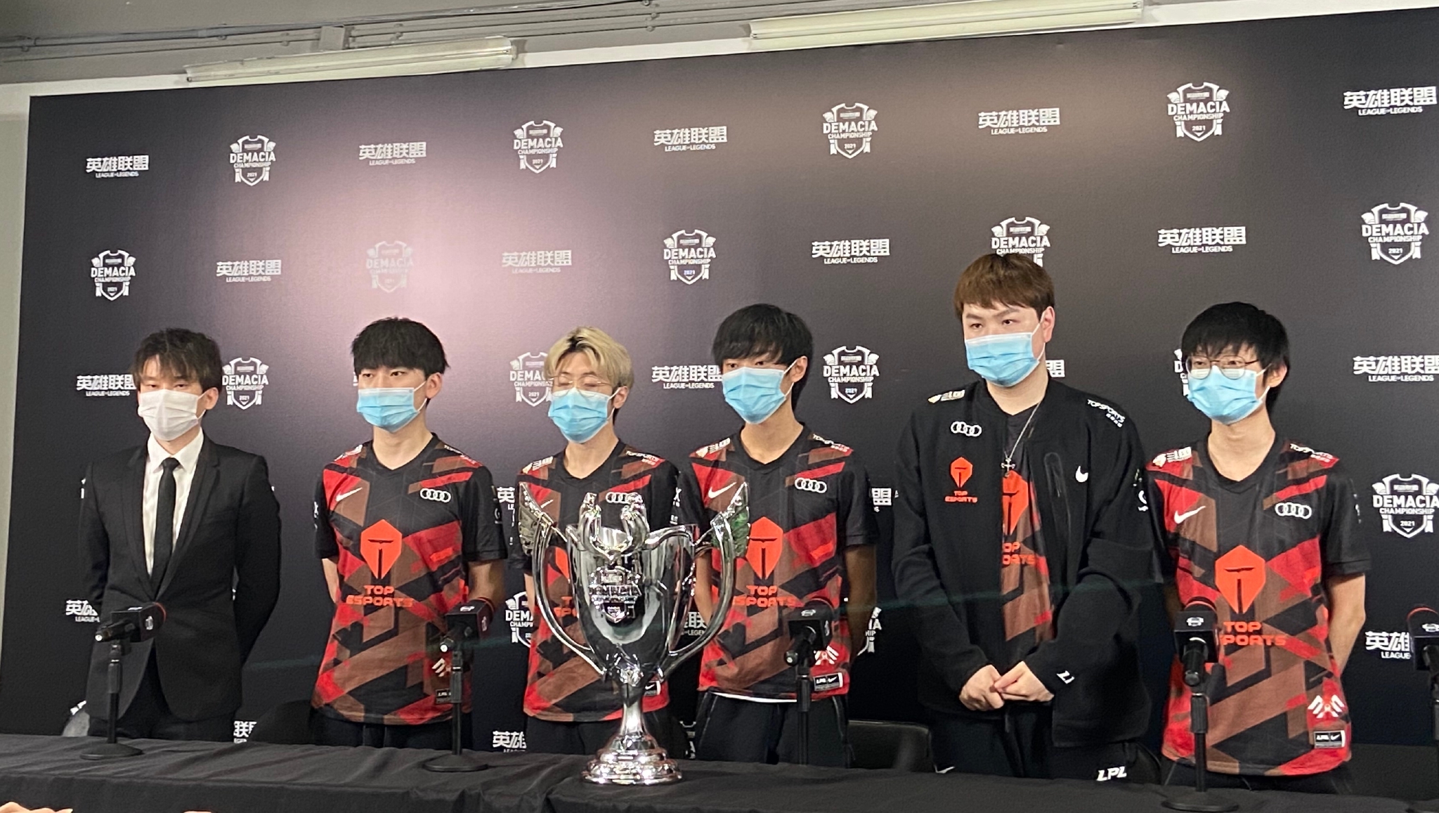 冠军TES战队选手们来群访啦~|德杯|总决赛|tes_新浪新闻