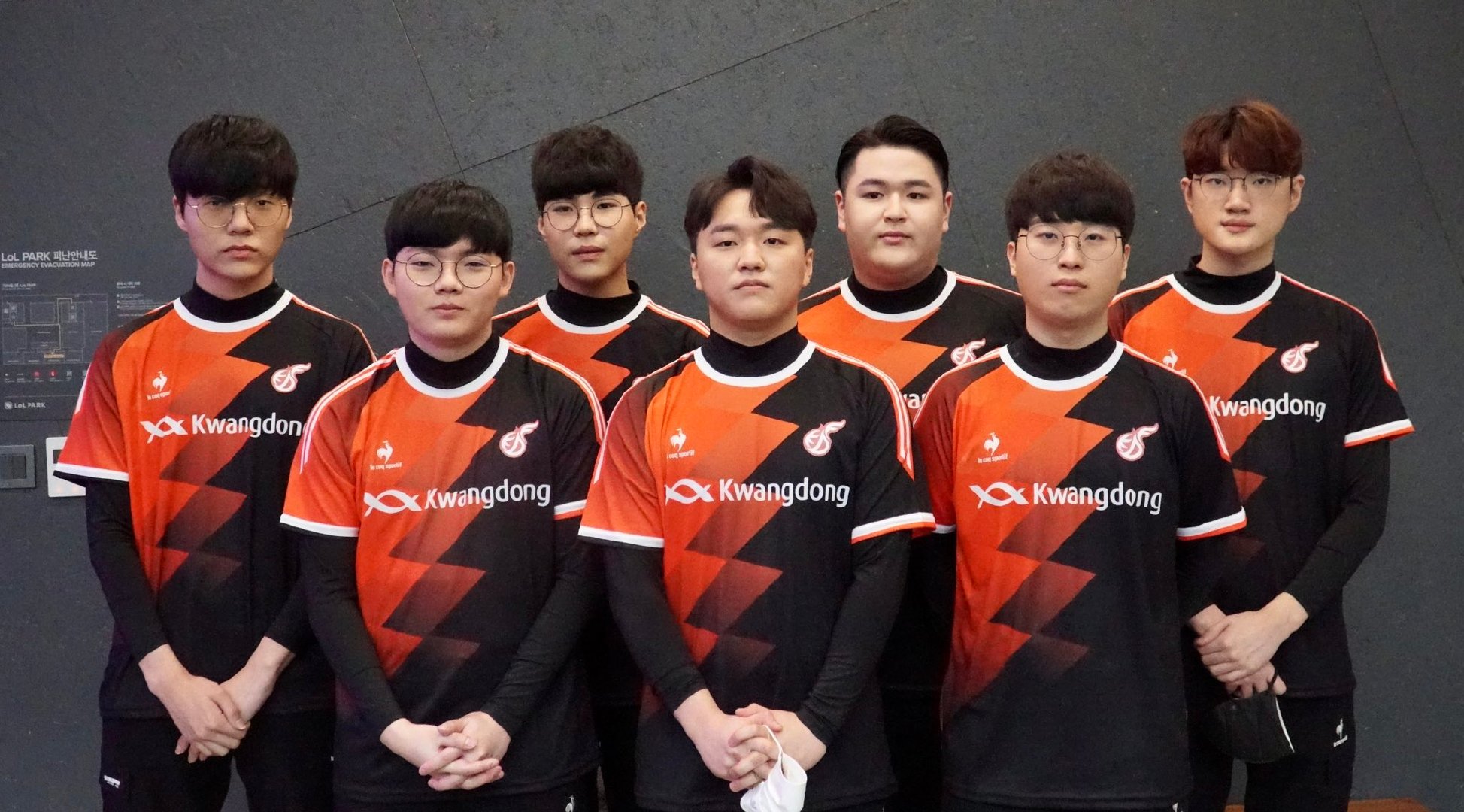 KDF战队更新选手合照|电竞|LCK赛区_新浪新闻