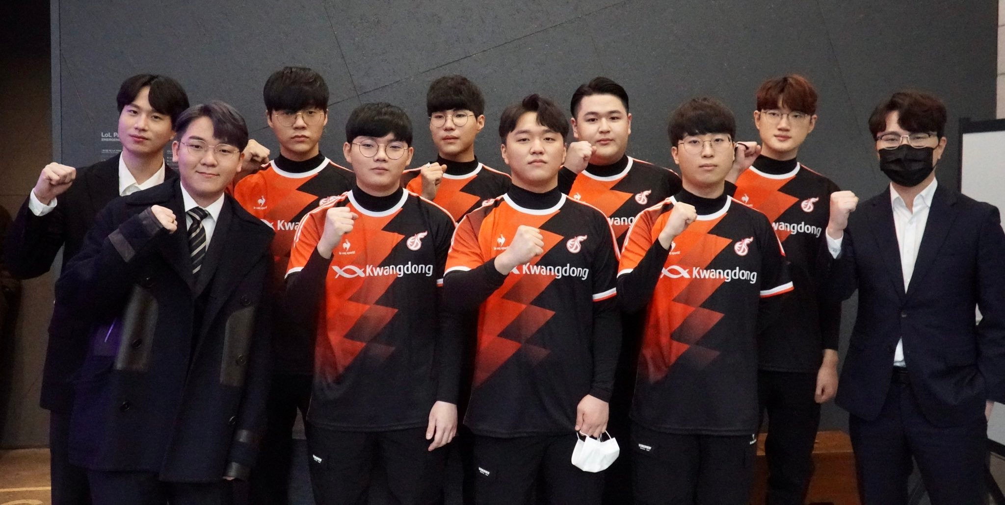 KDF战队更新选手合照|电竞|LCK赛区_新浪新闻