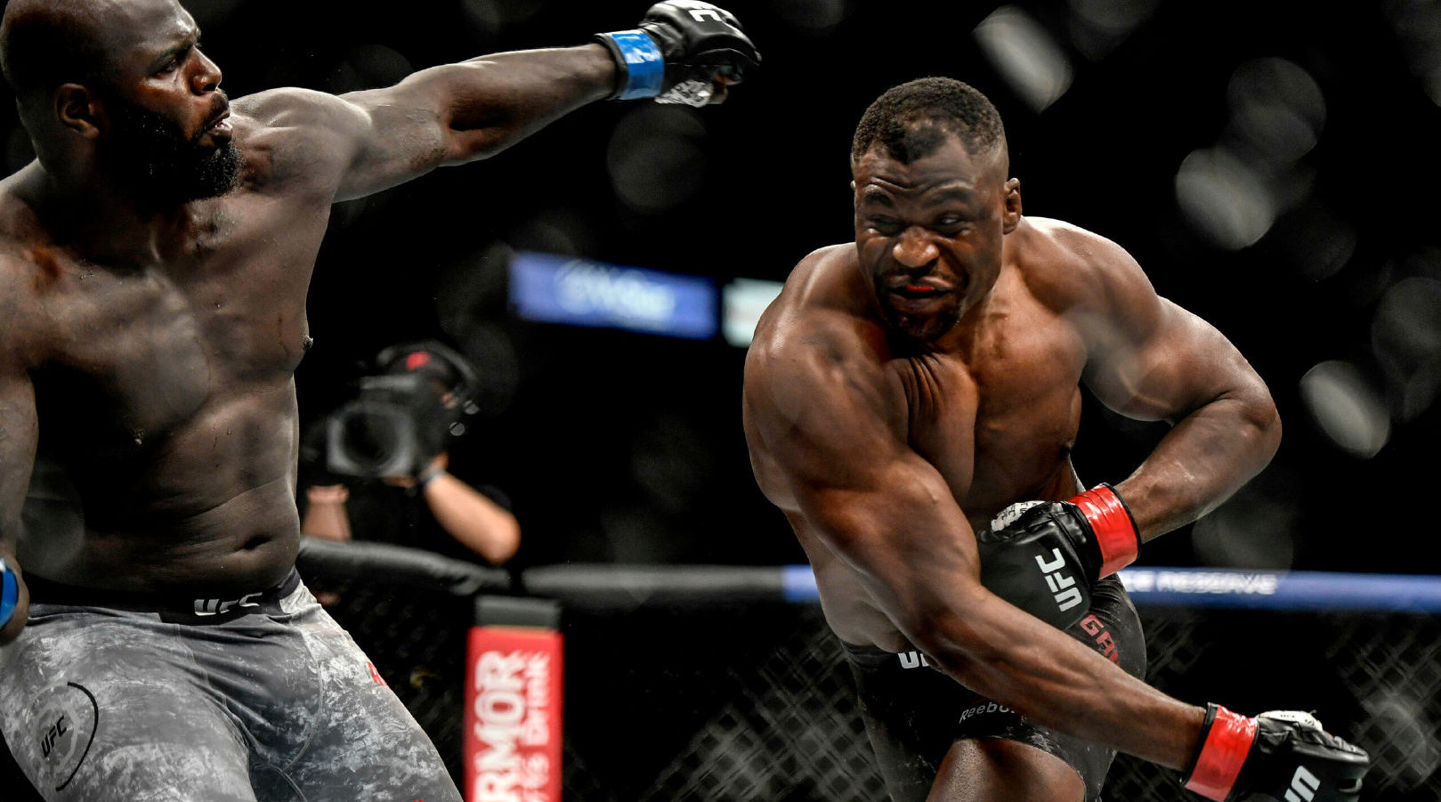 UFC重量级冠军一拳有多重？轰出上万数值！破坏力堪比小汽车_新浪新闻