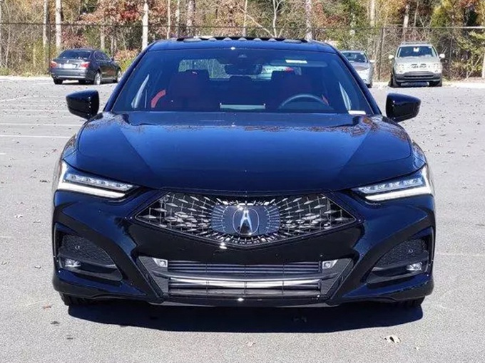 讴歌全新TLX实拍曝光！搭2.0T+10AT，点阵式格栅，红色皮质座椅