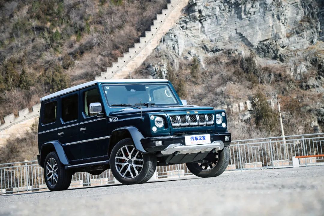 3.0T+8AT+四驱的中国SUV，越野不输普拉多，自带旗杆太尊贵！-新浪汽车