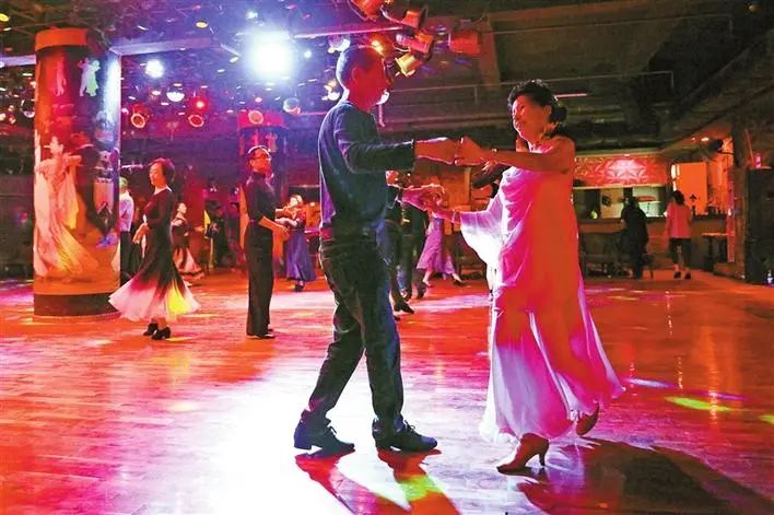 深圳“80年代”舞厅走红，你会跳80年代的舞吗？