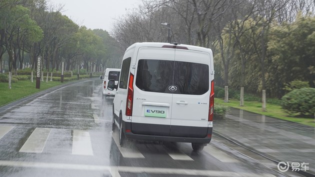 比想象中要好开 体验上汽大通MAXUS EV90电尊王-新浪汽车