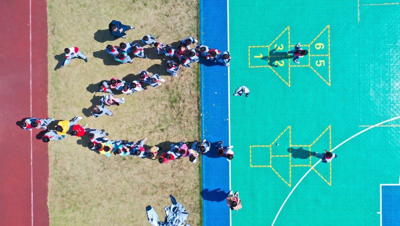 连续被老师批评 杭州一爸爸发朋友圈：课间让孩子野一点又何妨