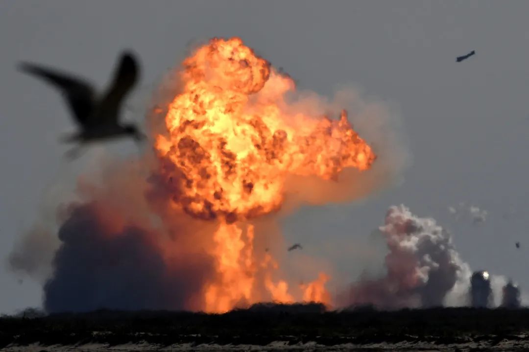 终于不再爆炸了！马斯克的星舰原型SN15挑战10千米高度，稳稳着陆_创事记_新浪科技_新浪网