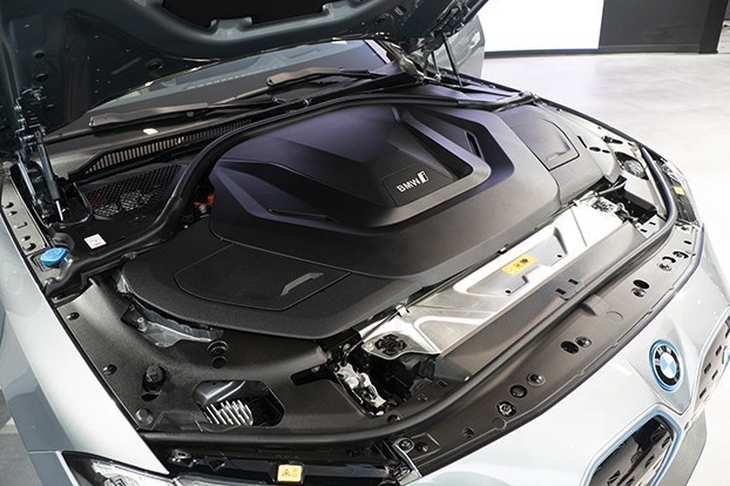 宝马i4实车曝光 海外起售价约合人民币35万元__财经头条