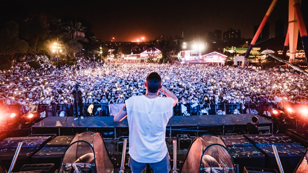 Jony J高燃空降欢乐谷 电音节助力活力引爆|电音|说唱|重庆市_新浪新闻