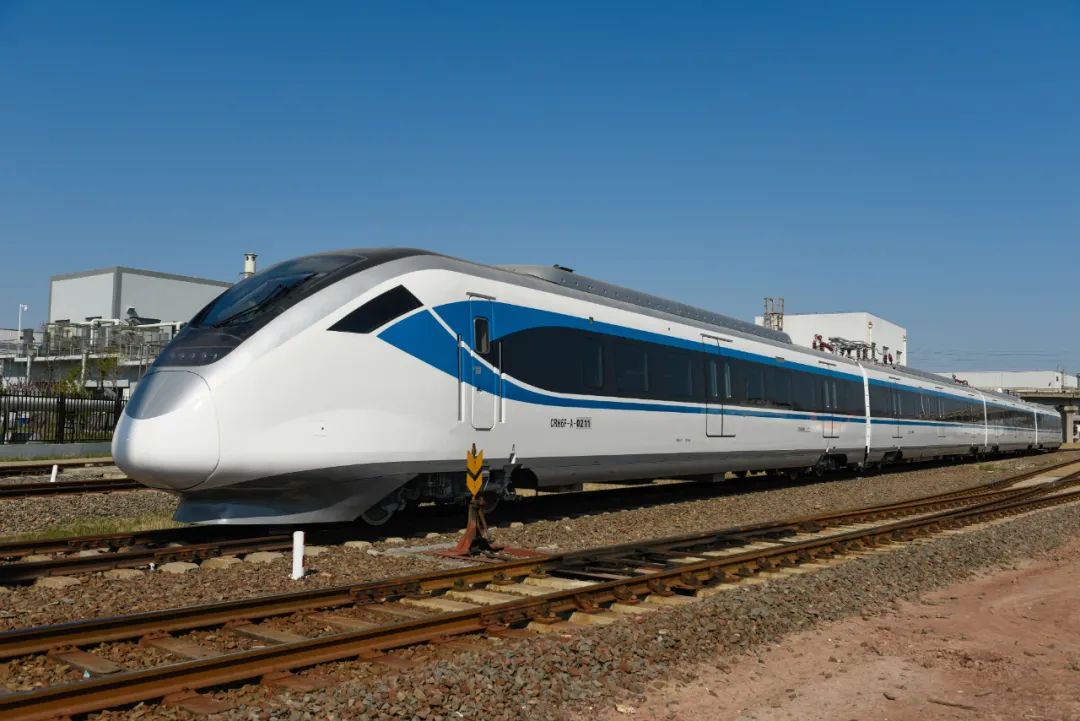 金台铁路市郊列车项目CRH6F-A型城际动车组下线__财经头条