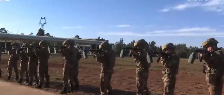 全新191步枪训练也要挂水壶？不怕压弯枪管吗？| 轻武专栏|实弹射击_新浪新闻