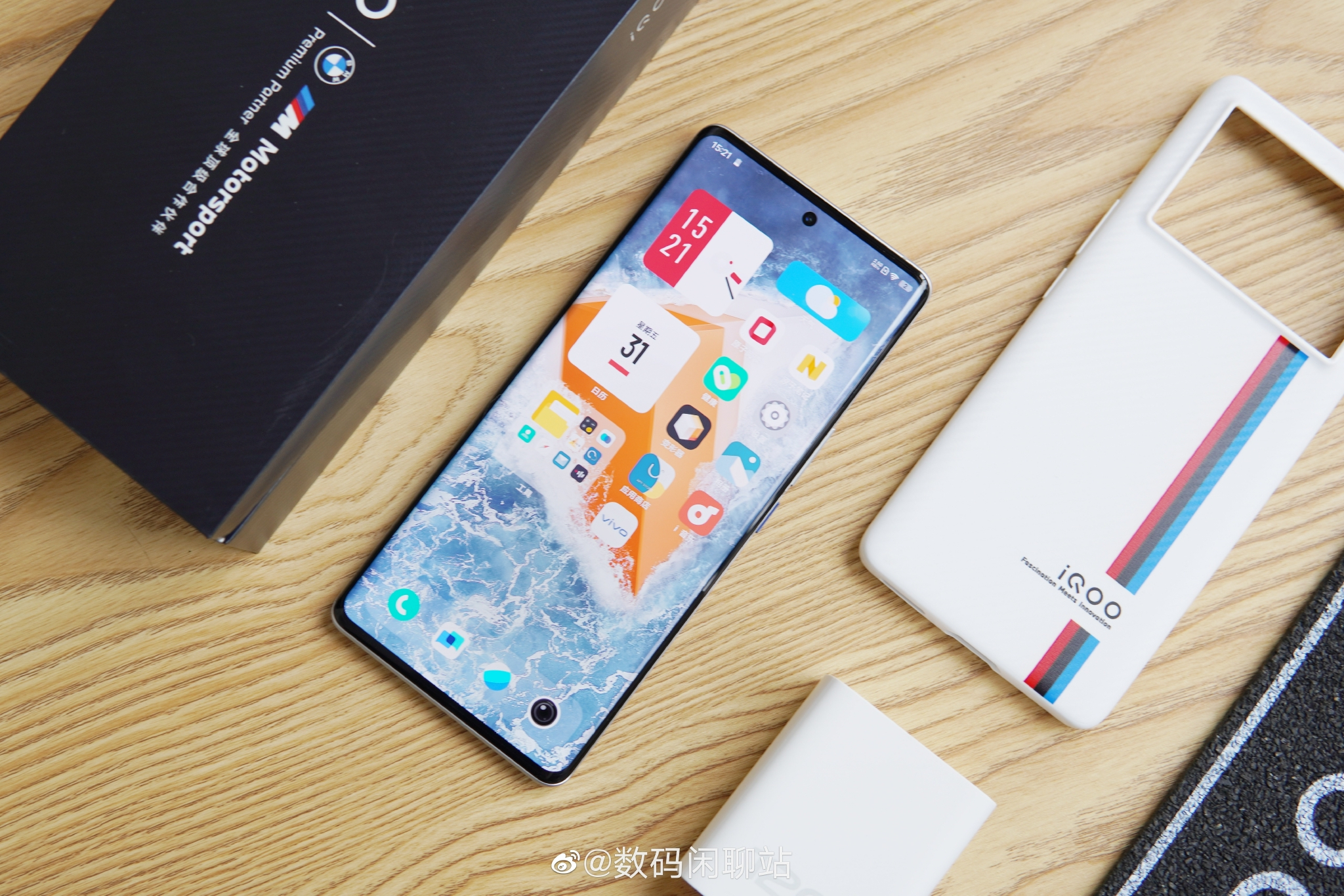 iQOO9 Pro开箱随手拍，正面依旧是居中单孔微曲屏……__财经头条