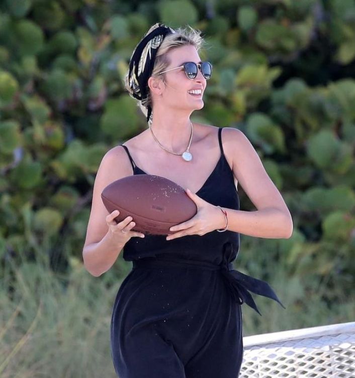 40岁伊万卡带儿子到海滩玩球，挺拔身姿耀眼，笑出八颗牙很甜美|伊万卡|库什纳|儿子_新浪新闻