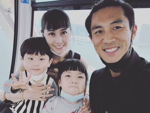 谭俊彦爱妻罕见现身TVB节目，保养得宜气质淡雅，不输同场女艺人|谭俊彦|任祉妍|妻子_新浪新闻