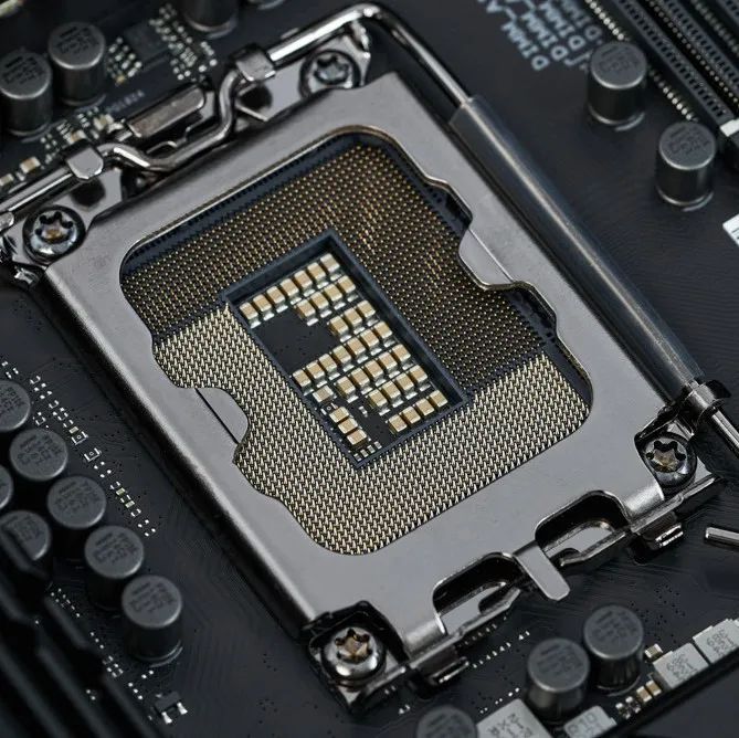 LGA 1700插座压力过大致CPU弯曲，小改进可让CPU温度下降5℃|LGA|散热器|改进_新浪新闻