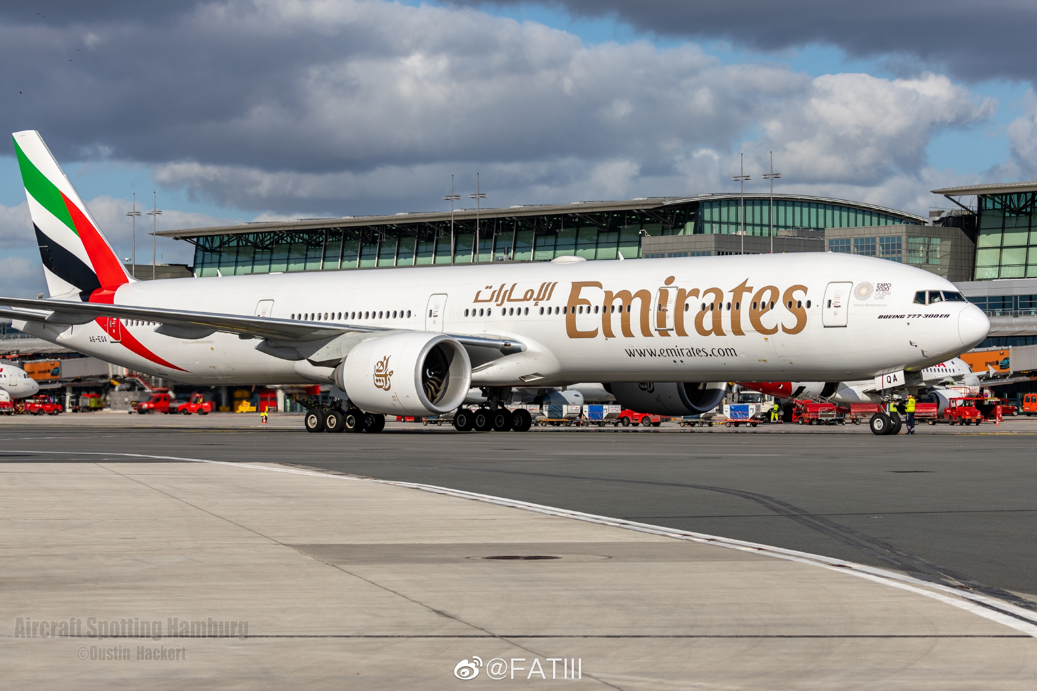 阿联酋航空2架777险相撞|滑行道|迪拜_新浪新闻