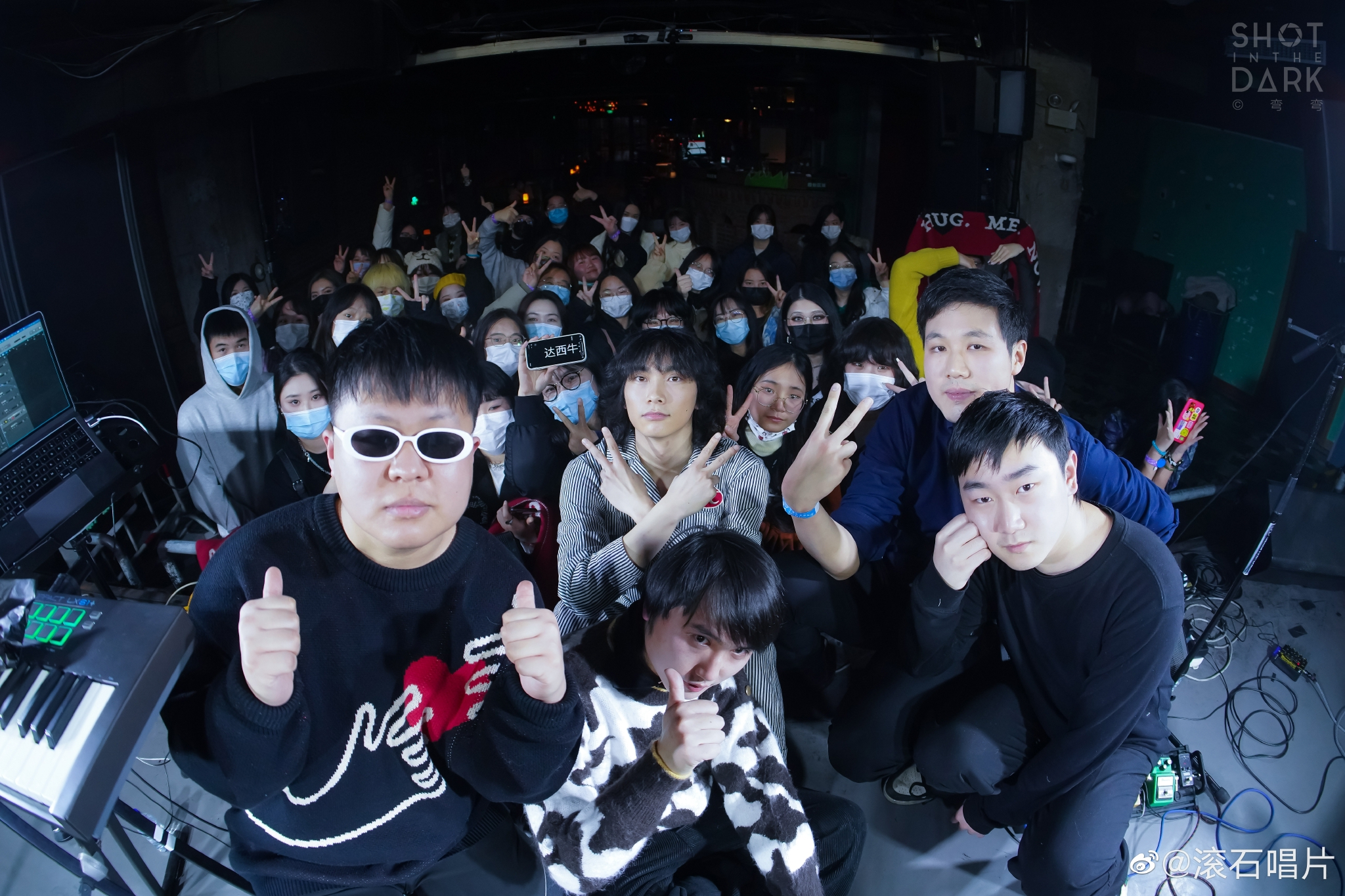 达西《Hug me Now》