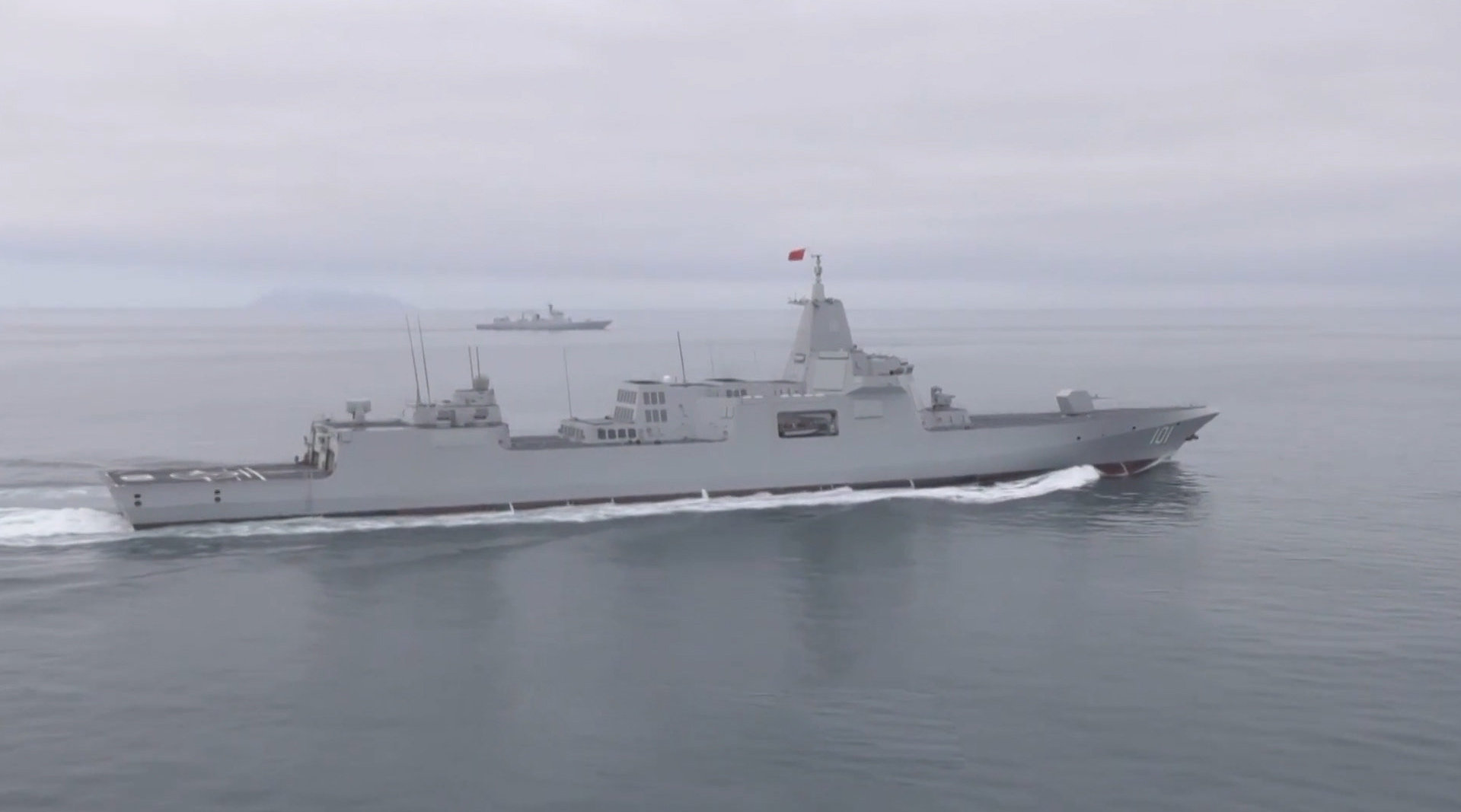 海军055型导弹驱逐舰——当之无愧的“带刀侍卫”！_新浪新闻