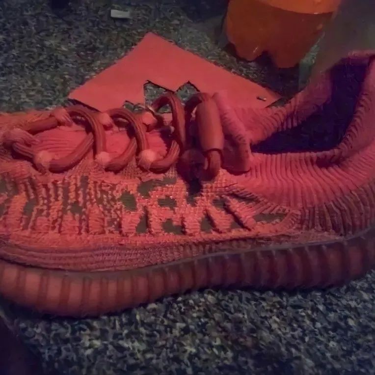 红Yeezy 350实物曝光，初代发售跌破原价，红椰子会拉满吗？|Yeezy_新浪新闻