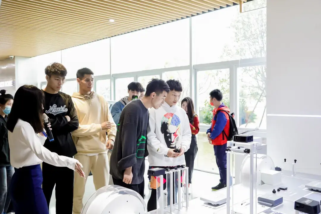 AION MAN体育厂牌首秀，“路人王”球星捧全场！__财经头条