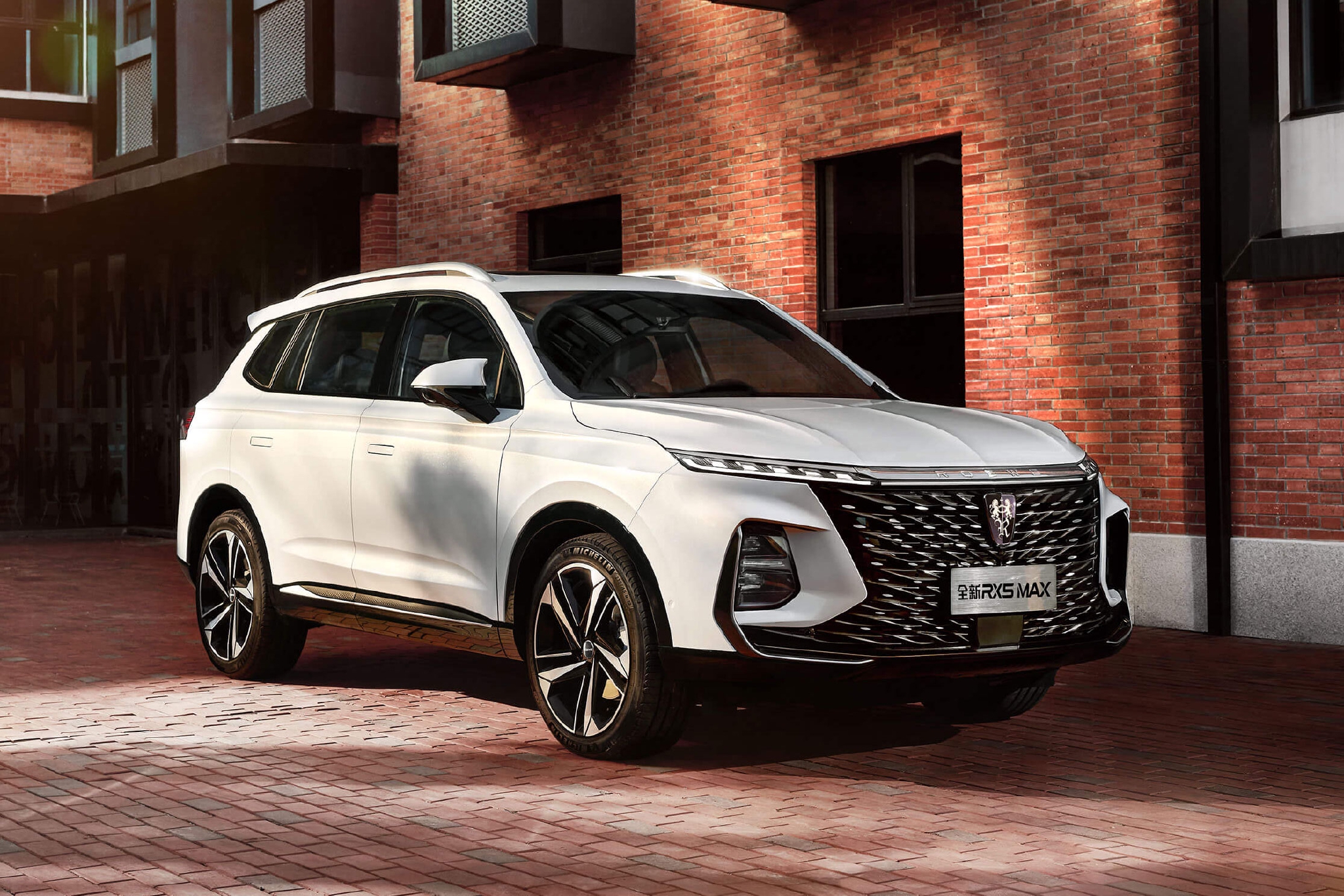 导入爱信8AT 荣威RX5 MAX1.5T和2.0T版本咋选？16万买它值吗-新浪汽车