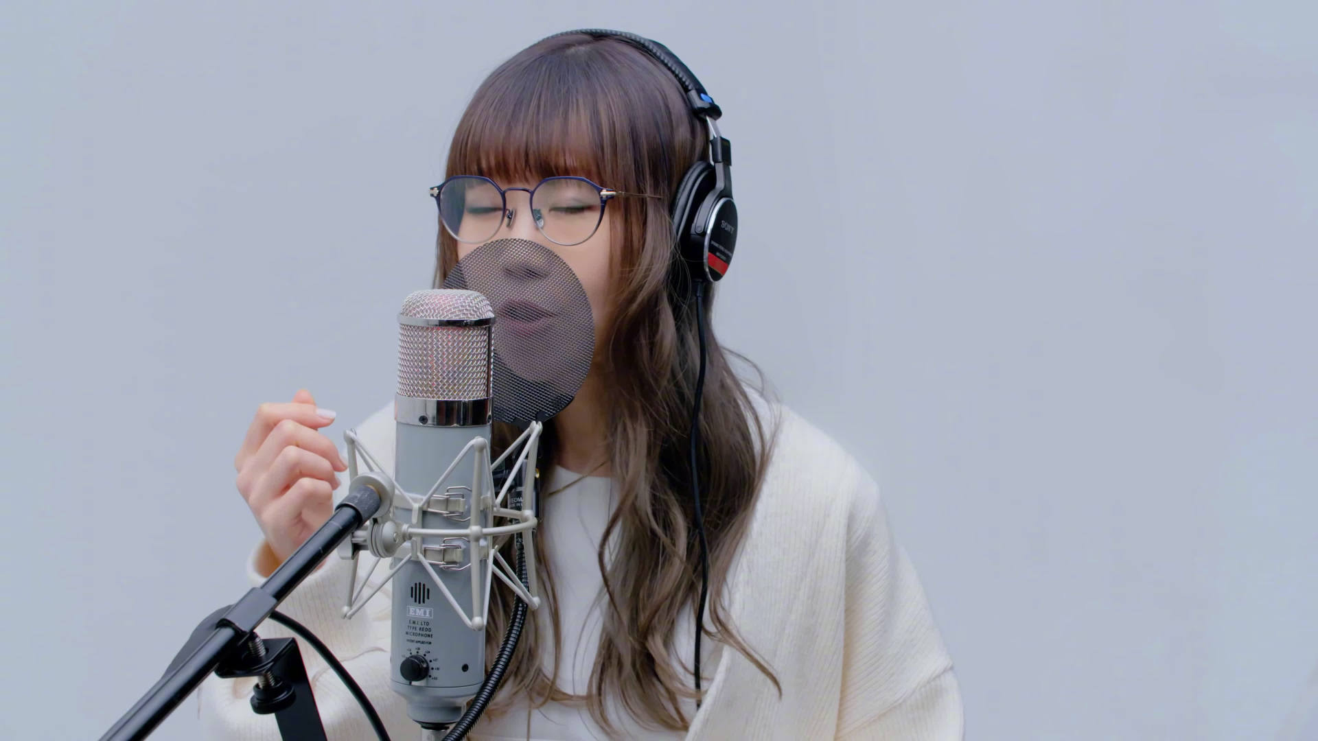 Aimer最新一遍唱录节目《The First Take》表演《カタオモイ / 单相思》|Aimer|The First Take|Live_新浪新闻