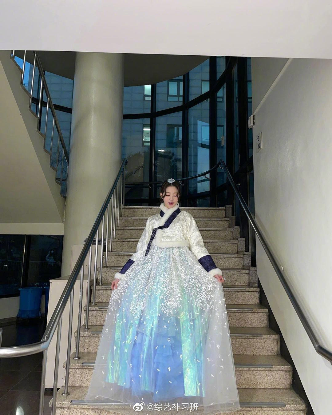 IVE张元英Ins更新……|张元英_新浪新闻