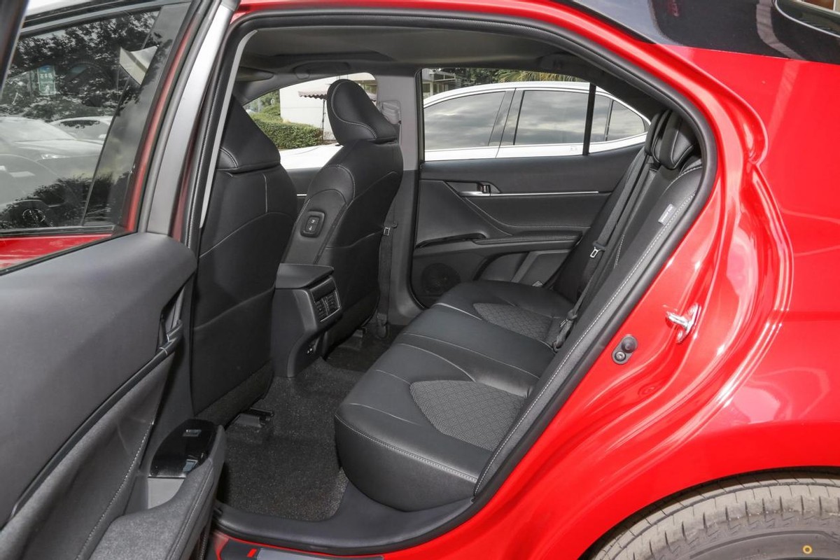 试驾凯美瑞2.5S锋尚版，2.5L+爱信8AT，动力强又好开，适合家用__财经头条