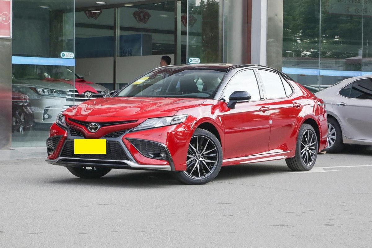 试驾凯美瑞2.5S锋尚版，2.5L+爱信8AT，动力强又好开，适合家用__财经头条