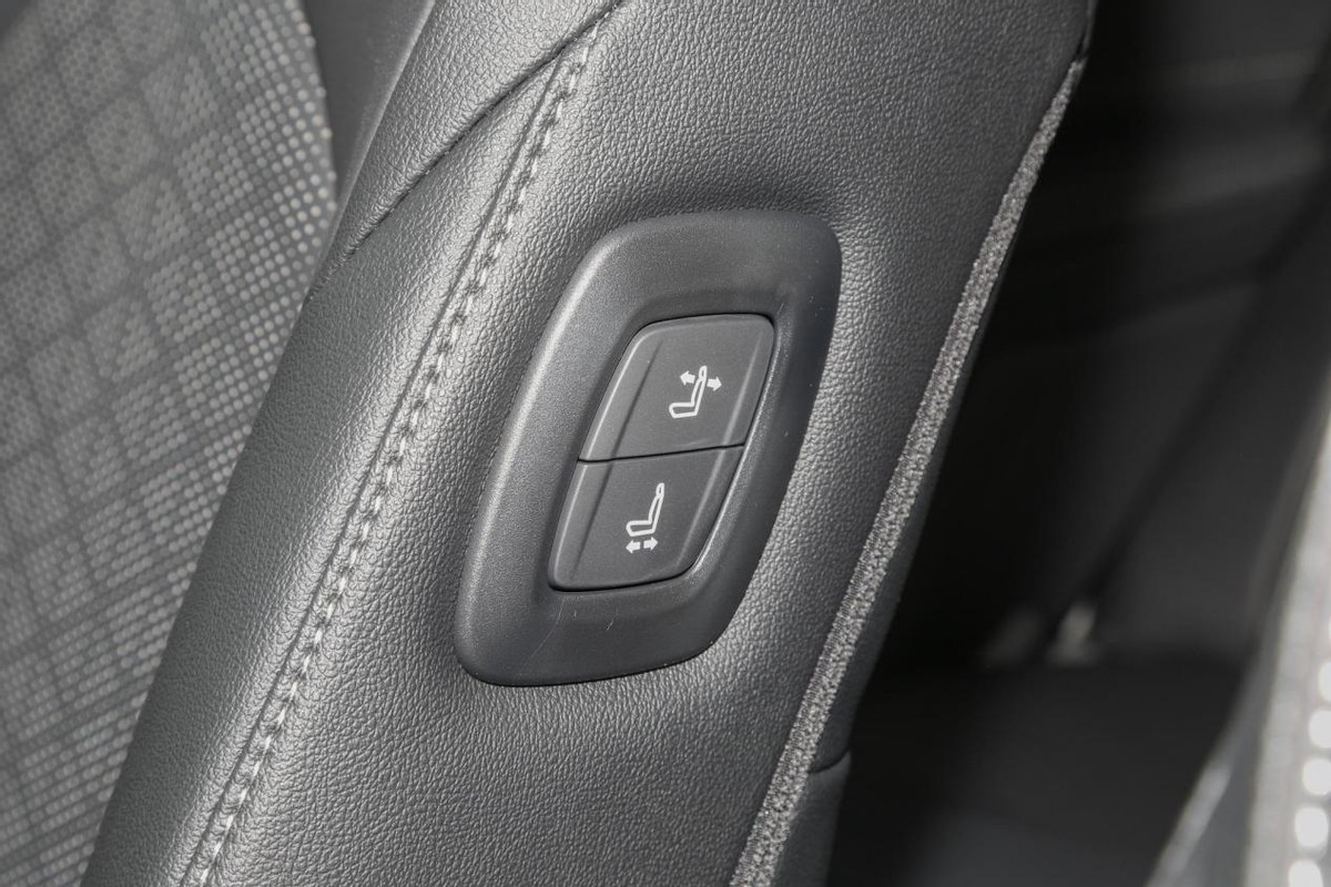 试驾凯美瑞2.5S锋尚版，2.5L+爱信8AT，动力强又好开，适合家用__财经头条