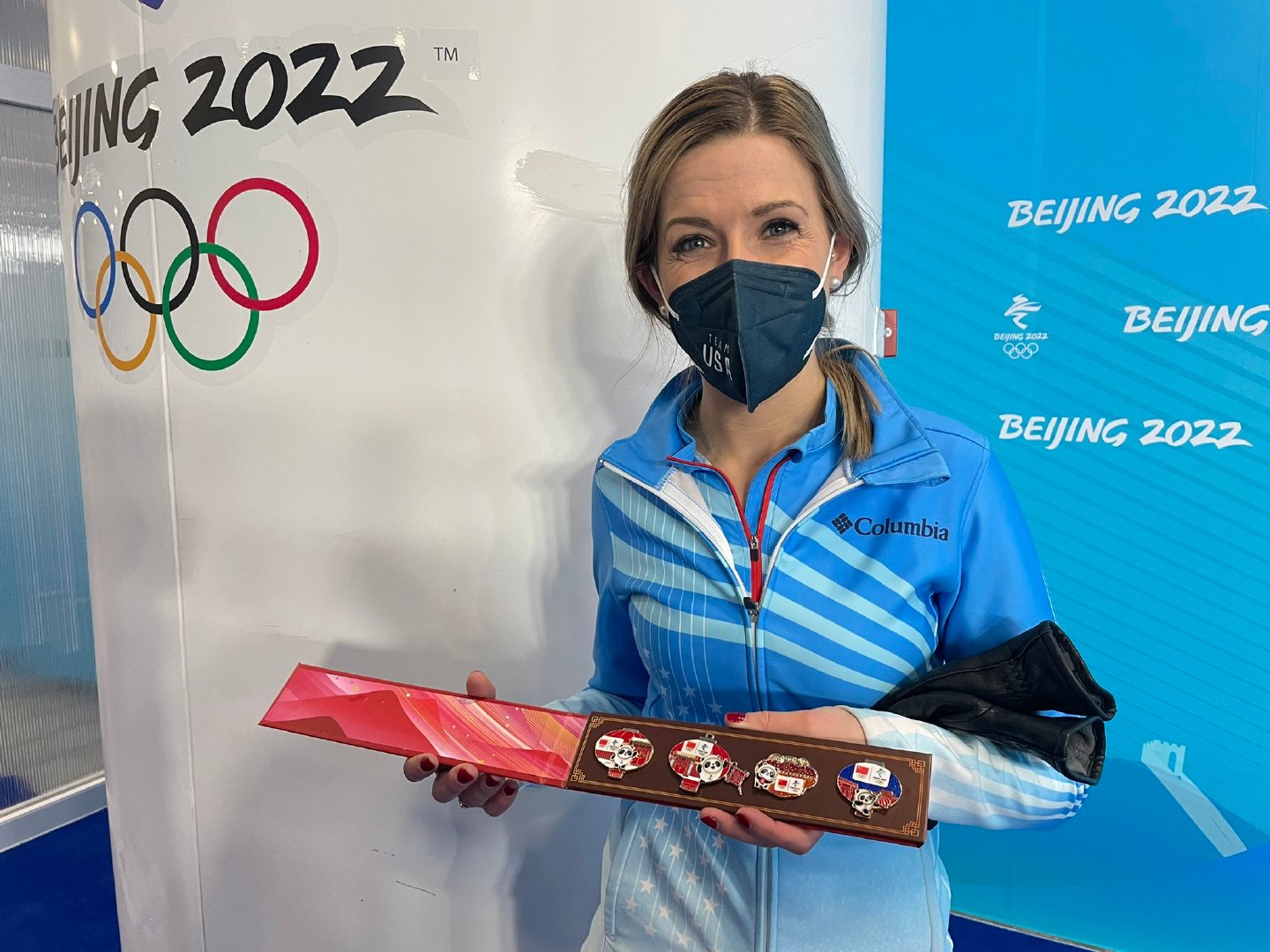 中国冰壶组合赛后送冰墩墩，美国队回礼了