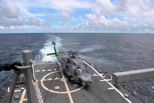 2.8，DDG-101格里德利号上的第71直升机海上打击中队的MH-60R海鹰……|直升机_新浪新闻