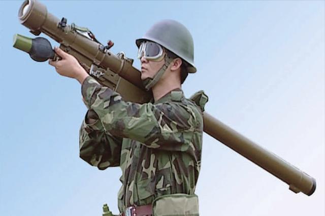 国产防空导弹有多强？轻松躲开8枚诱饵弹，直击目标，世界领先|导弹|武器_新浪新闻