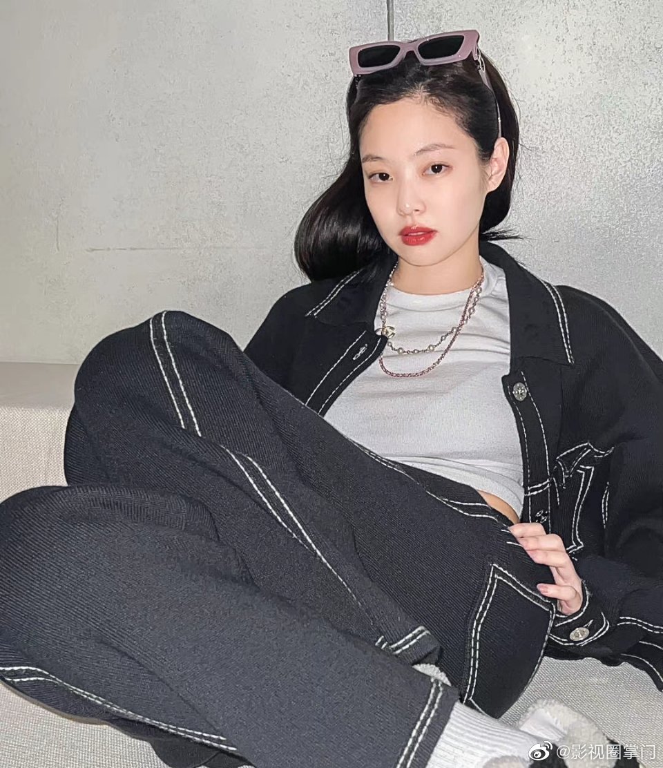 Jennie最新随拍来了，一身穿牛仔套装超级帅气，又酷又飒……|Jennie_新浪新闻