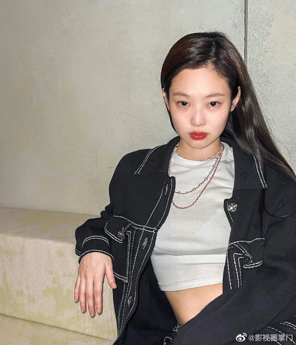 Jennie最新随拍来了，一身穿牛仔套装超级帅气，又酷又飒……|Jennie_新浪新闻