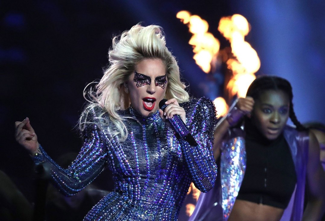 2022超级碗中场秀表演后，口碑两极分化？盘点那些年最佳中场秀|两极分化|超级碗|水果姐_新浪新闻